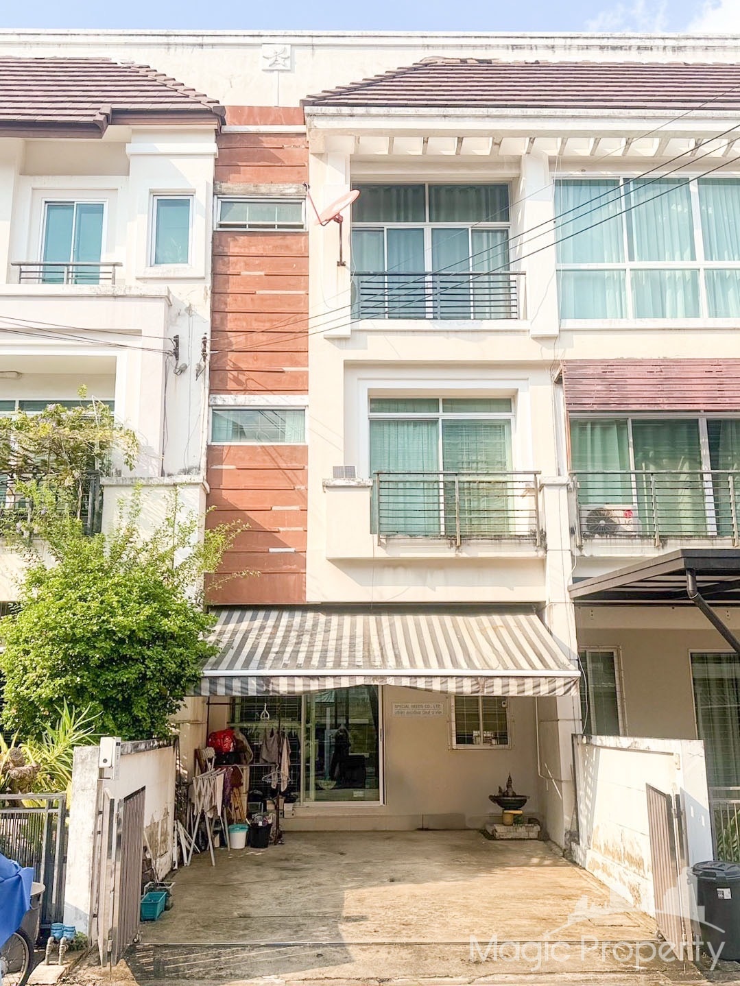 For Sale 3 Bed Townhome in Baan Klang Muang Urbanion Rama 9 - Wongwaen, Ban Thap Chang, Bangkok ...